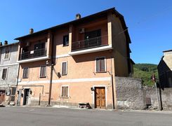 Trilocale in Vendita in Via dello Stadio 86 a Sacrofano - 108mq - Casa.it