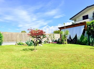 Case con giardino in vendita nel quartiere Poveromo-Ronchi di Massa ...
