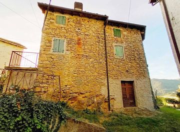 Rustici, casali in vendita a Castelnovo ne' Monti in zona Centro - Casa.it
