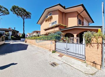 Case in vendita a Camaiore in zona Lido di Camaiore - Casa.it