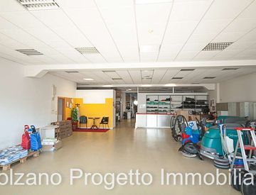 Locale commerciale in Vendita in Via Luigi Negrelli a Bolzano - 550mq ...