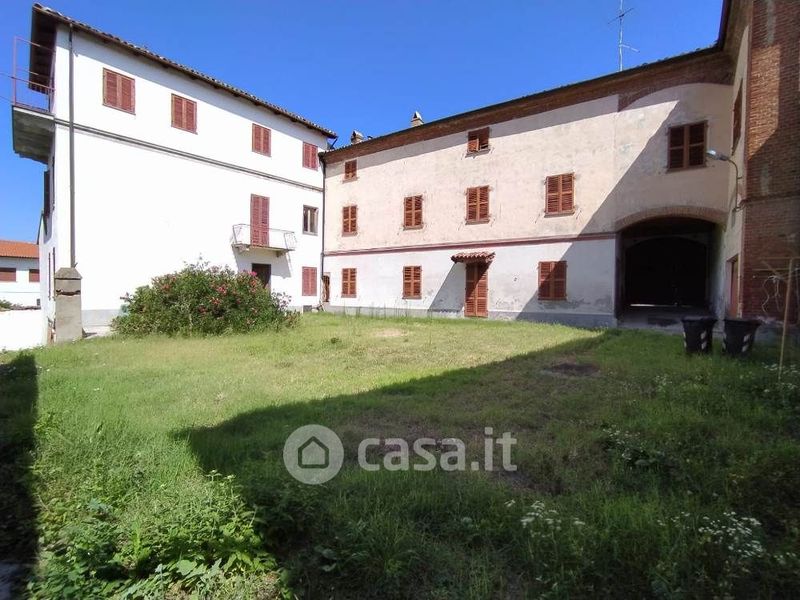 Rustici, casali in vendita a Serralunga di Crea in zona Centro - Casa.it