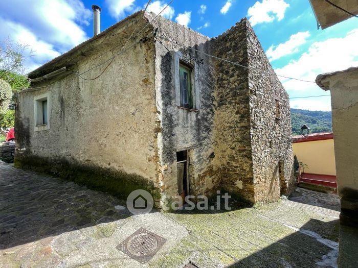 Rustici, casali in vendita a Serramezzana in zona Capograssi - Casa.it