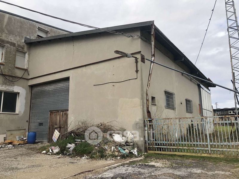 Locale commerciale in Vendita in Strada Statale 309 Romea 8 d a Porto ...