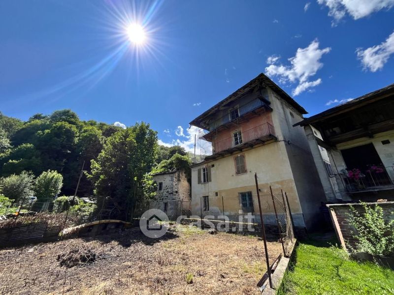 Rustici, casali con giardino in vendita a Valchiusa in zona Trausella ...