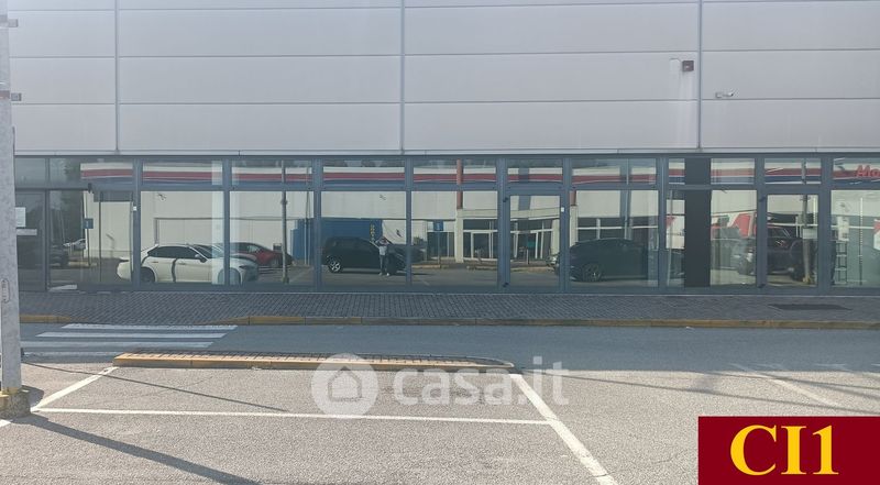 Capannone in Affitto in Via Corte Capra a Isola Rizza - 1450mq - Casa.it