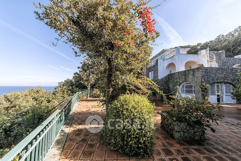 Villa in Vendita in Punta Caruso a Forio - 200mq - Casa.it