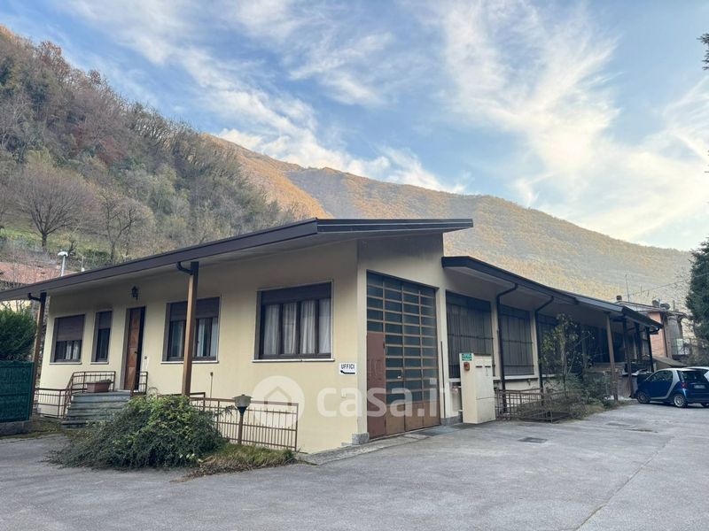 Capannoni in vendita a Canzo - Casa.it