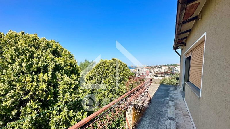 Case con giardino privato in vendita a Trieste in zona Baiamonti ...