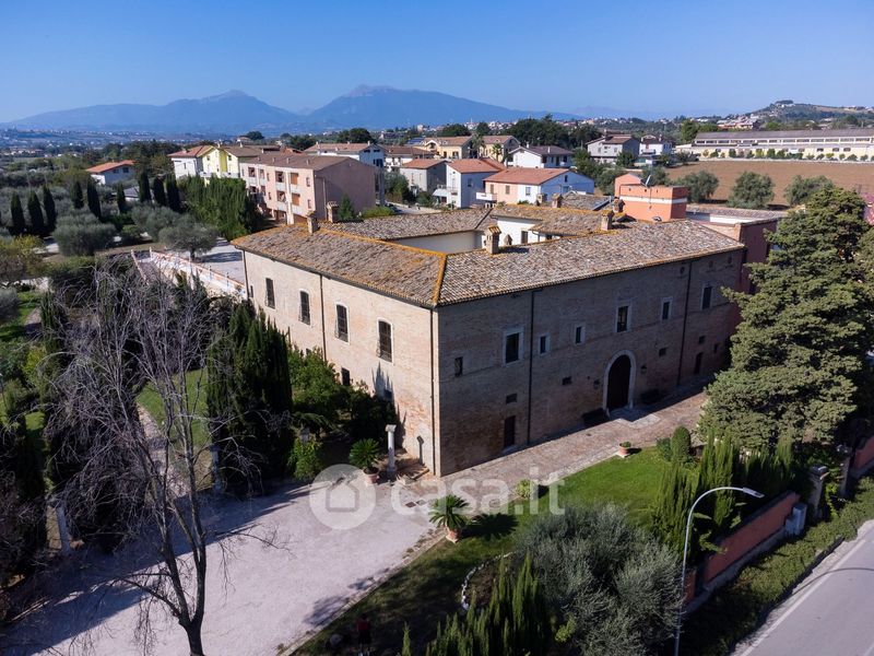 Edifici, stabili e palazzi con giardino privato in vendita a Corropoli ...