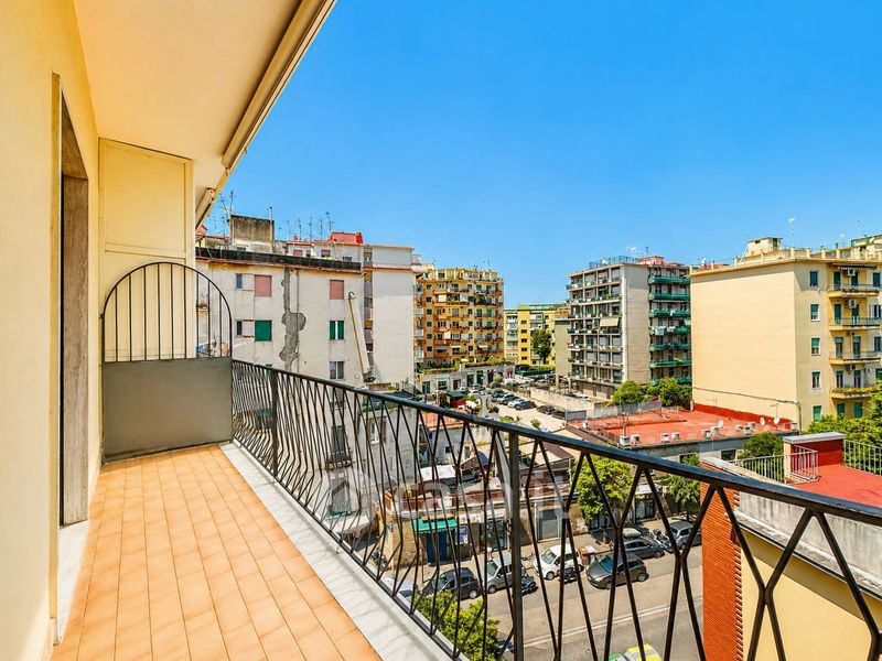 Trilocale in Vendita in Via Pietro Castellino 34 a Napoli - 97mq - Casa.it