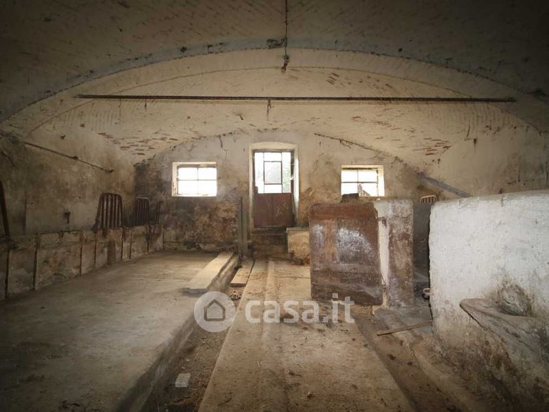 Rustici, casali in vendita a Angera in zona Capronno - Casa.it