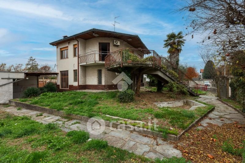 Villa in Vendita in Via Arno 14 a Gorla Minore - 277mq - Casa.it