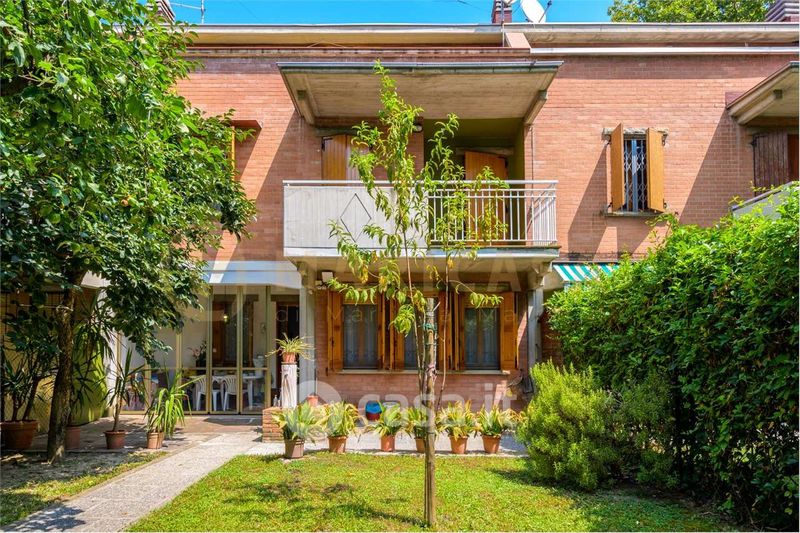 Case con giardino privato in vendita a Modena in zona San Faustino ...