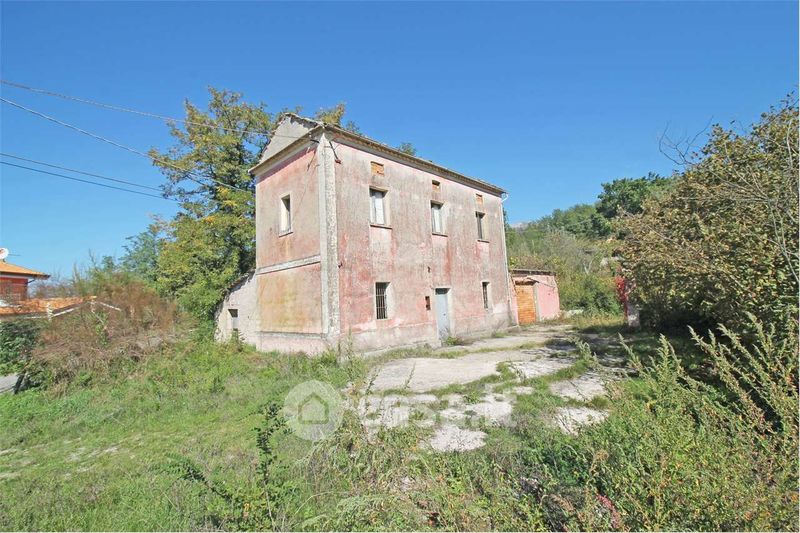 Rustici, casali in vendita a Atina in zona Centro - Casa.it