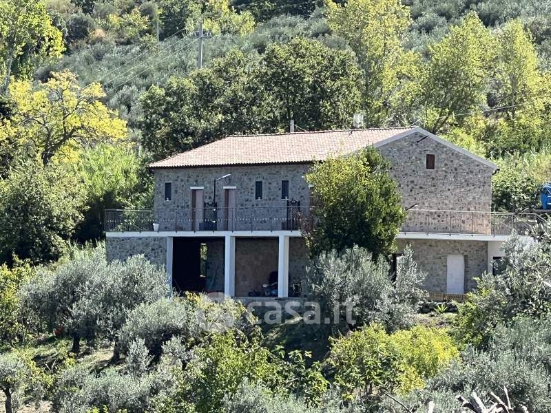 Casa indipendente in Vendita in Via Macchie a Giungano - 300mq - Casa.it