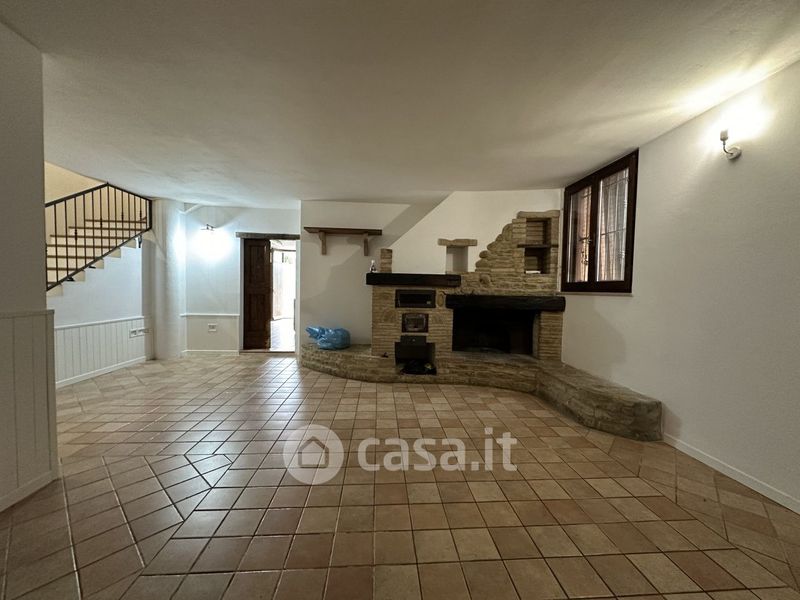 Case in vendita a Fratte Rosa in zona Centro - Casa.it