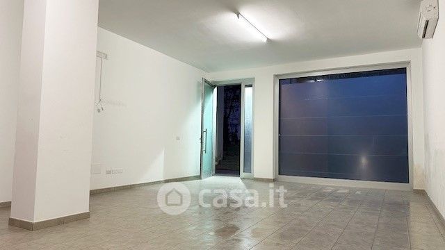 Locale commerciale in Affitto in Piazza Luca d'Andrano a Gioia del ...