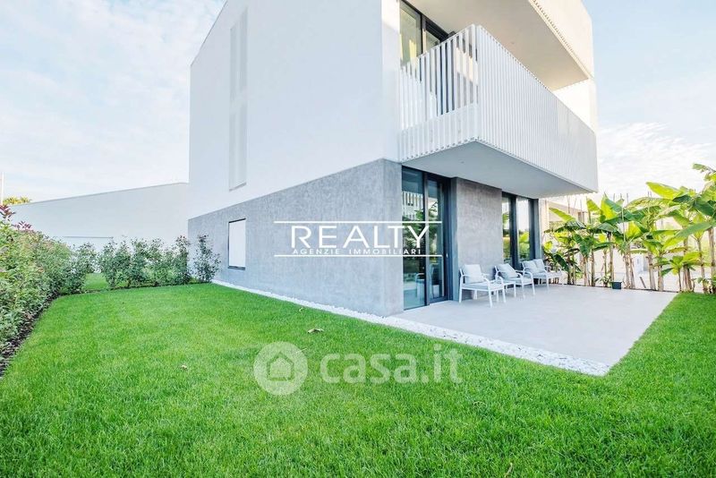 Case con piscina in vendita a Jesolo in zona Lido di Jesolo Ovest-Faro ...