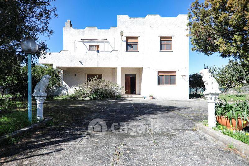 Villa in Vendita in Viale dei Gigli a Sellia Marina - 290mq - Casa.it