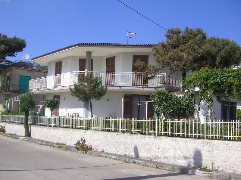 Case con giardino privato in vendita a Sessa Aurunca in zona Baia ...