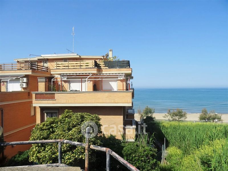Case con giardino privato in vendita a Anzio in zona Lavinio Mare-Lido ...