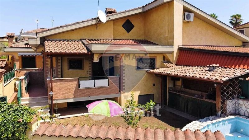 Case con piscina in vendita a Roma in zona Ponte di Nona, Torre Angela ...