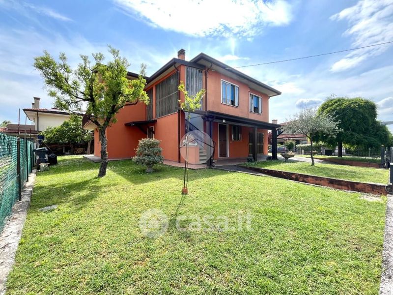 Villa in Vendita in Via Sarmazza a Monteforte d'Alpone - 240mq - Casa.it