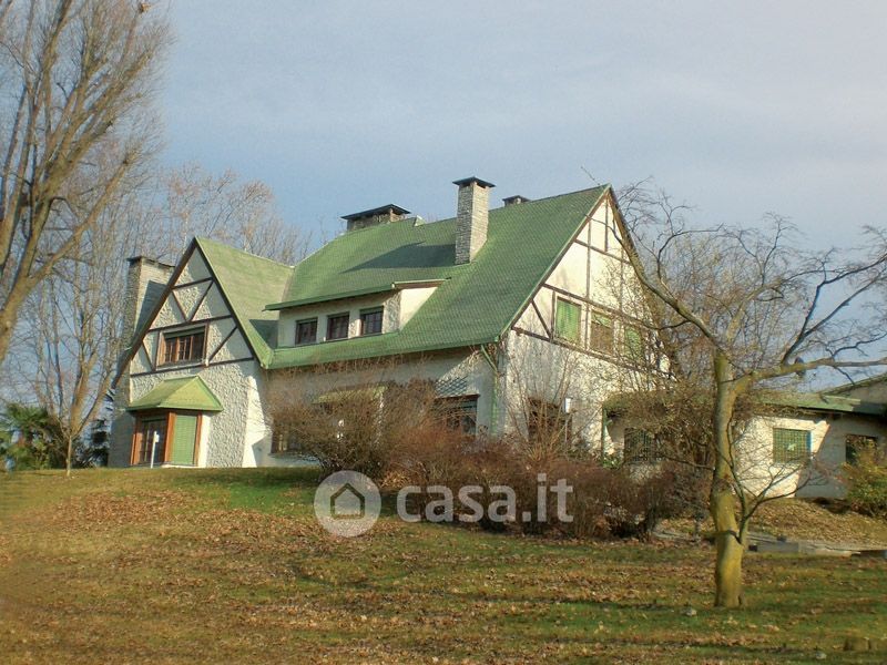 Villa in Vendita in Via G. Matteotti 30 a Buguggiate - 1000mq - Casa.it