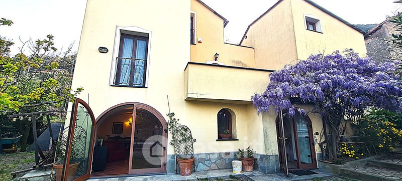 Case indipendenti in vendita a Vezzi Portio in zona Portio - Casa.it