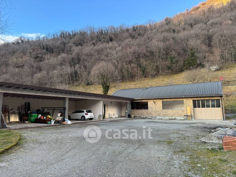 Capannone in Vendita in Via Laguccio 15 a Canzo - 421mq - Casa.it