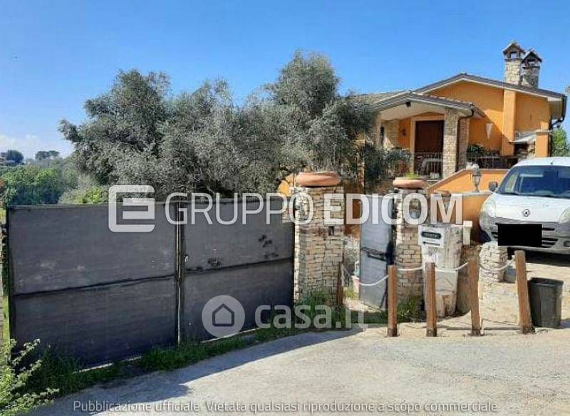 Case con piscina in vendita a Fara in Sabina - Casa.it
