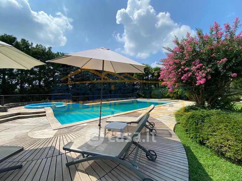 Case con piscina in vendita a Calco - Casa.it