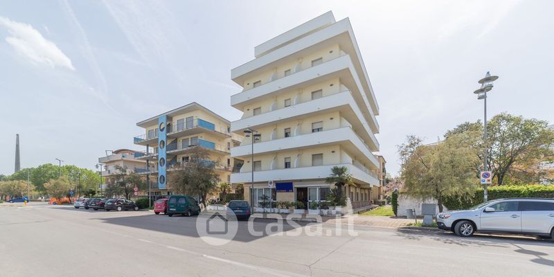 Edificio in Vendita in Lungomare Colombo a Pescara - 1500mq - Casa.it