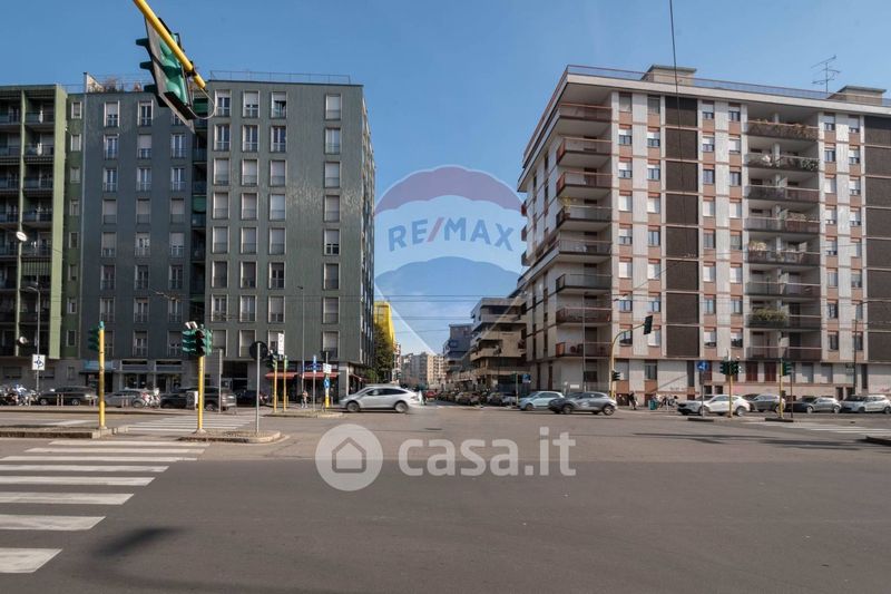 Uffici in vendita a Milano vicino alle fermate della Metro M1 Linea ...