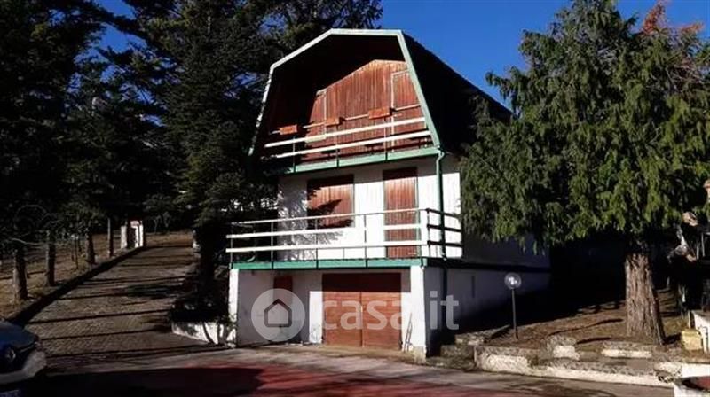 Case in vendita a Isola del Gran Sasso d'Italia in zona Centro - Casa.it