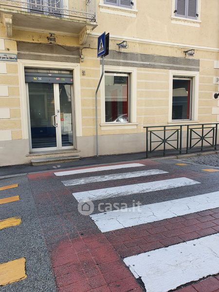 Edifici, stabili e palazzi in vendita a Chivasso in zona Centro - Casa.it
